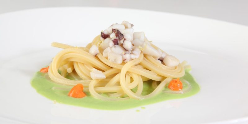 Spaghetto Quadrato with cuttlefish and peas | La Molisana